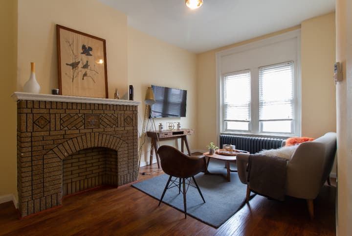 F1: Spacious South Philly 1-bedroom Apt W/ Yard - Philadelphia