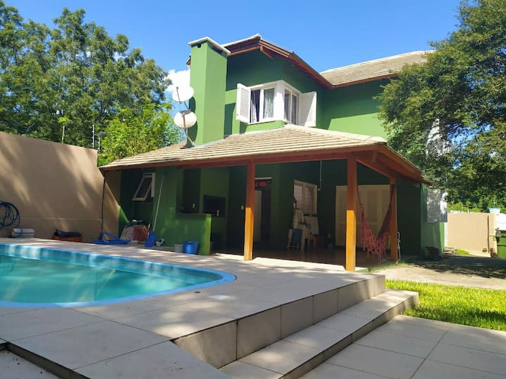 Casa Agradável Com Piscina, Lareira, Churrasqueira - Novo Hamburgo