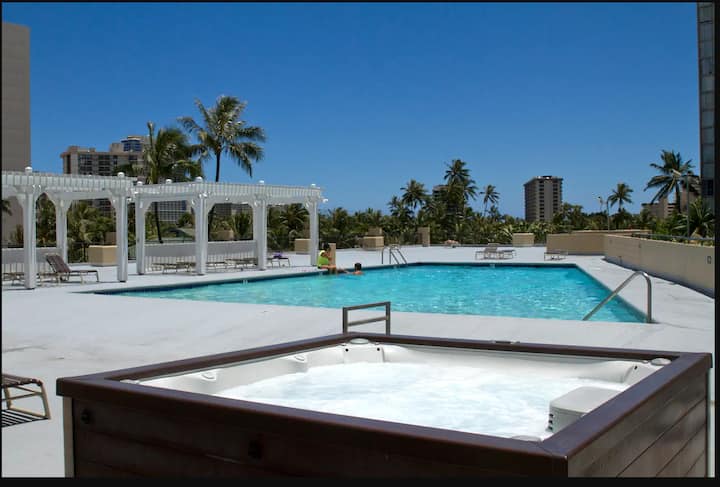 Waikiki Hi Floor Secure Studio View + Pool - Honolulu, HI