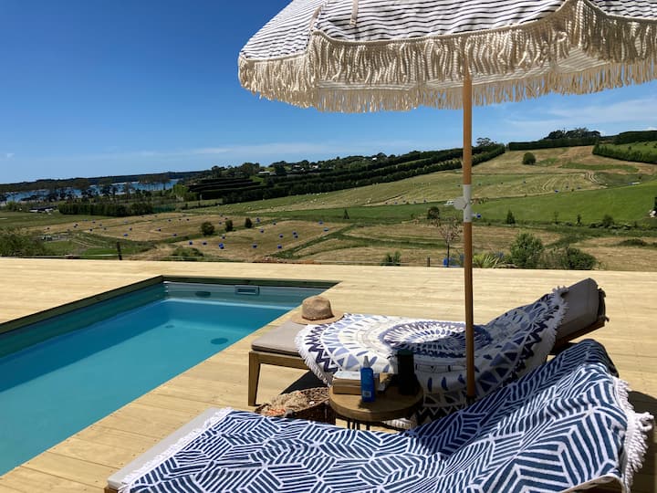 Tranquil Hibiscus Sanctuary - Katikati