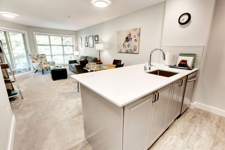 Top Floor Ski-in&out, Hot Tubs, Pool, Wi-fi, Deck - Whistler