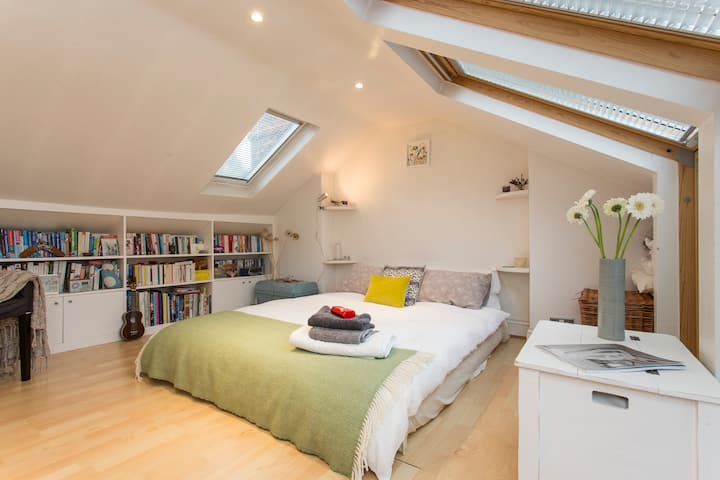 Bright Loft Room With Sun Terrace In St Margarets - Surbiton