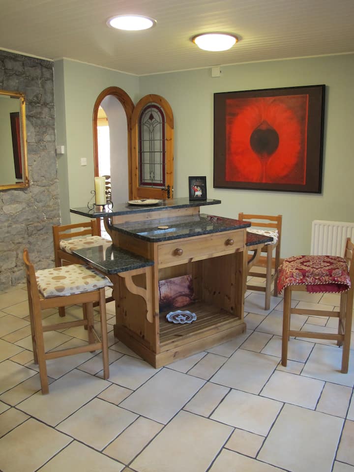 Queen Bed Ensuite-ennis Town -½ Hr Drive To Cliffs - Ennis