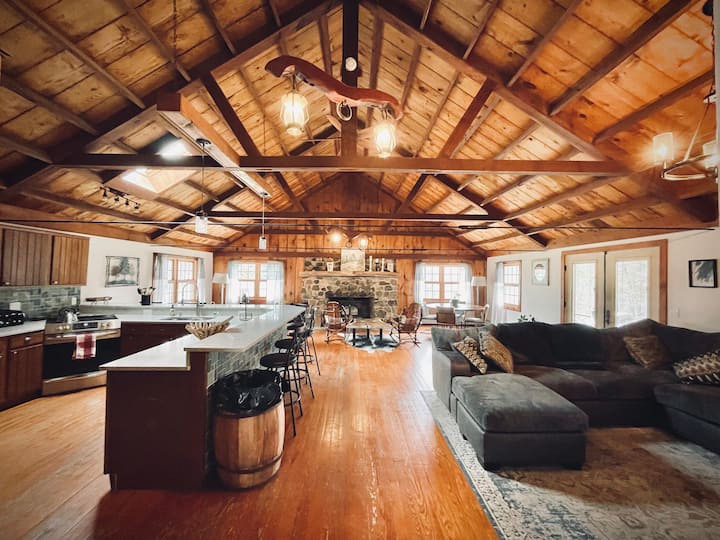 The Bristol Lodge, With Hot Tub And Game Room - Finger Lakes, NY