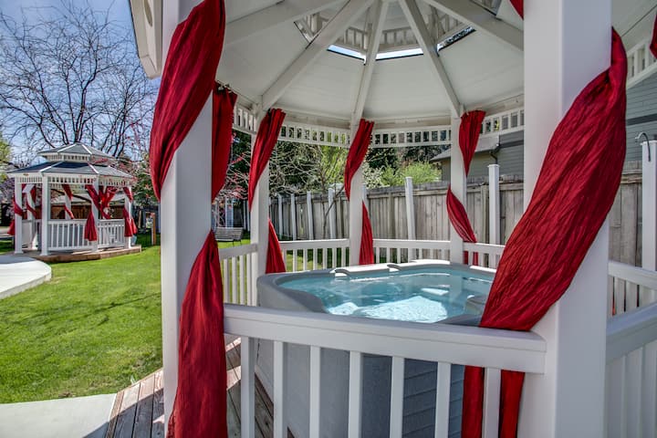 Austrian Boutique Hotel - Private Hot Tub, In-town - Leavenworth, WA