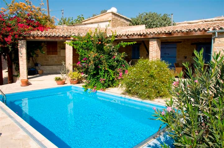 Melissi Traditional 2br House With Private Pool - Калавасос
