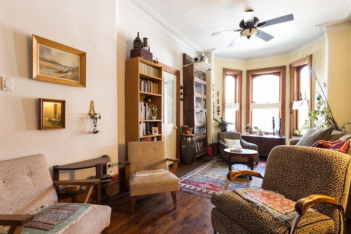 Arts-centric House Downtown Toronto - Toronto