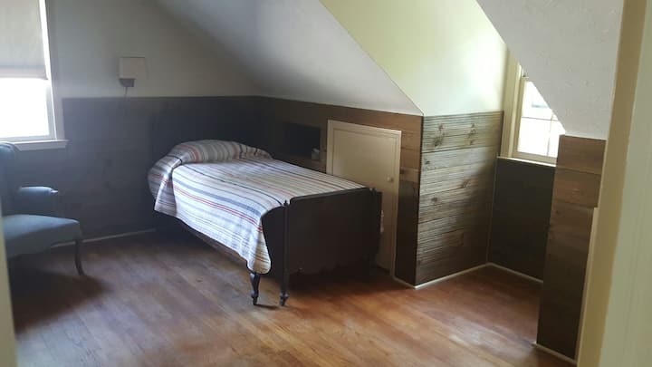 Warm, Wood-lined Room W/ Twin Xl Bed - Bedford, NY