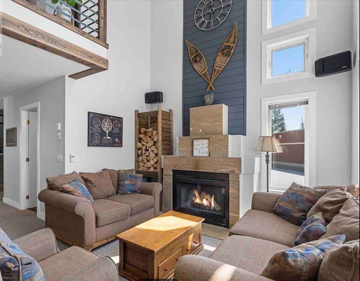 3-level Home | Theatre • Games • Sleeps 13 - Big White Ski Resort, BC