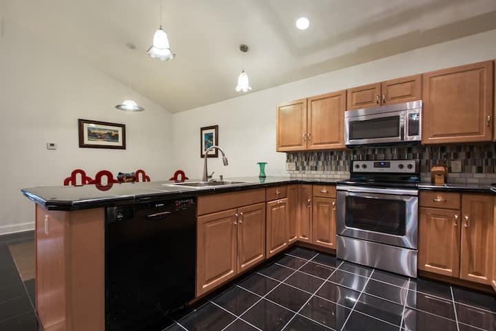 Sharp Apartment Near Uri, Wheelchair Accessible - Rhode Island