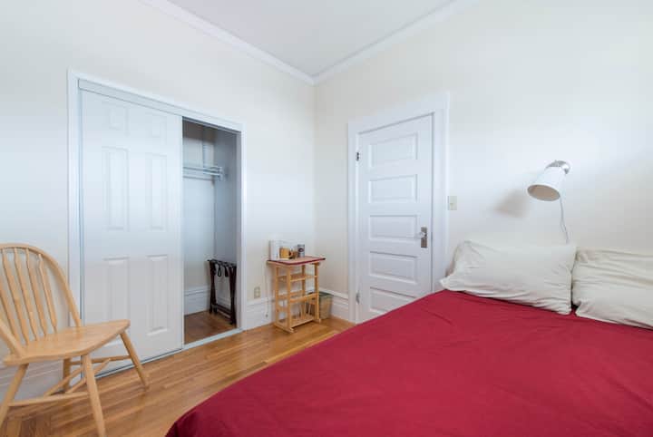 Private Suite With Private Entrance, Bath, Fridge - Oakland, CA