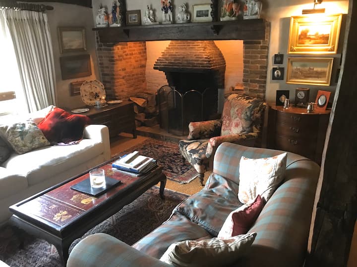 Double Bed In Chinese Decorations. Small Room. - Midhurst