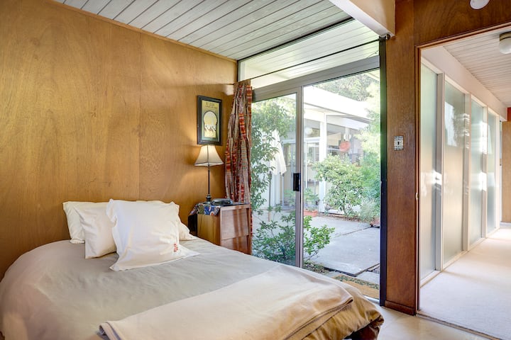 Atrium Room In Modern Home - San Rafael, CA