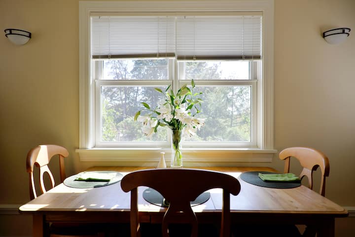 Garden View Very Quiet One Bedroom - Seattle, WA