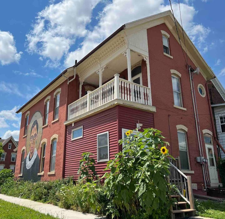 Large 3br Home In Vibrant Millwork District - Dubuque, IA