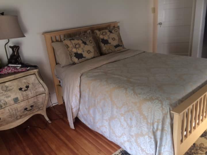 Historic Downtown Belmont Special  Two Room Offer! - Charlottesville, VA