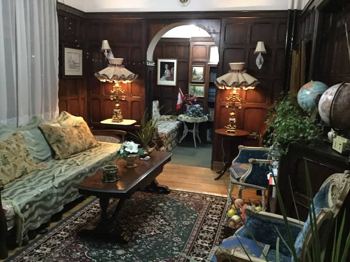 Blue Room - Castle Victoria Bed And Breakfast - Niagara Falls