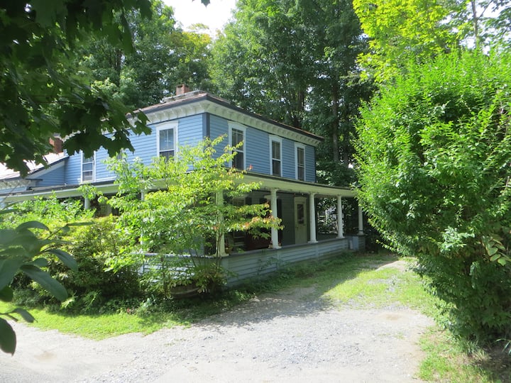 Cute, Convenient With Big Backyard - Brattleboro, VT