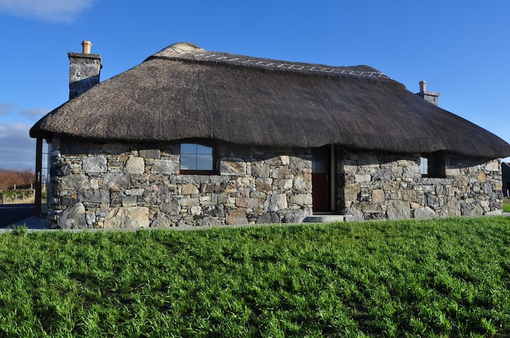 Cozy Thatched Cottage Full Of Charm - South Uist