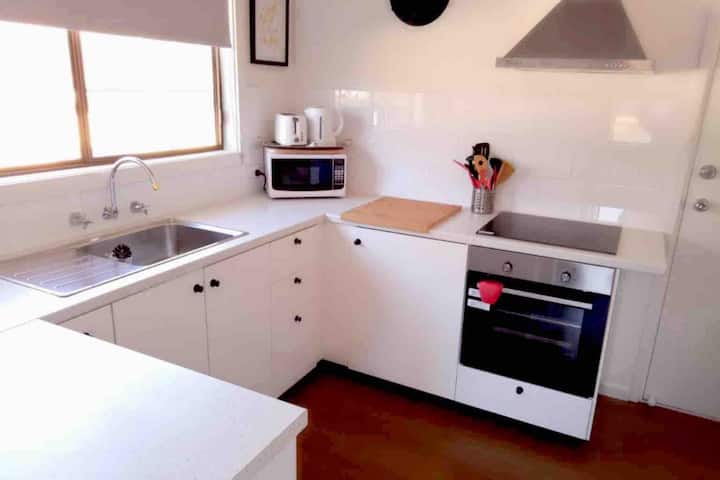 Husky House & Studio Suite Stayinjervisbay Com - Callala Bay