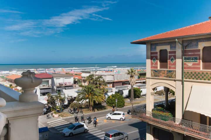 Beautiful Facing The Sea - Viareggio