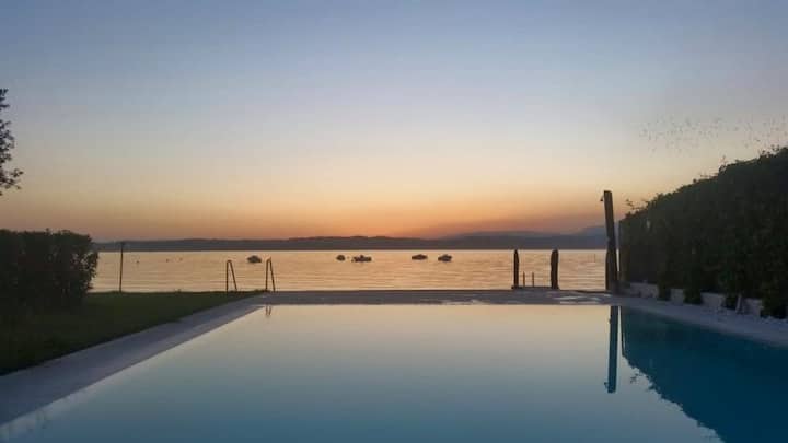 Studio Relax Fronte Lago Con Piscina E Parcheggio - Sirmione