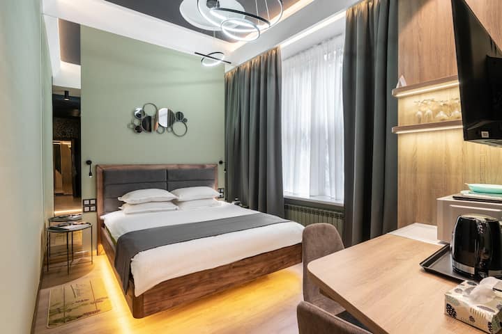 Brand New Amazing Apt Next To Kreschatyk Id 386 -