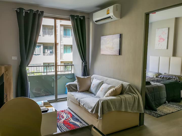 New Pool View Condo By Mrt Huaykwang - Bangkok