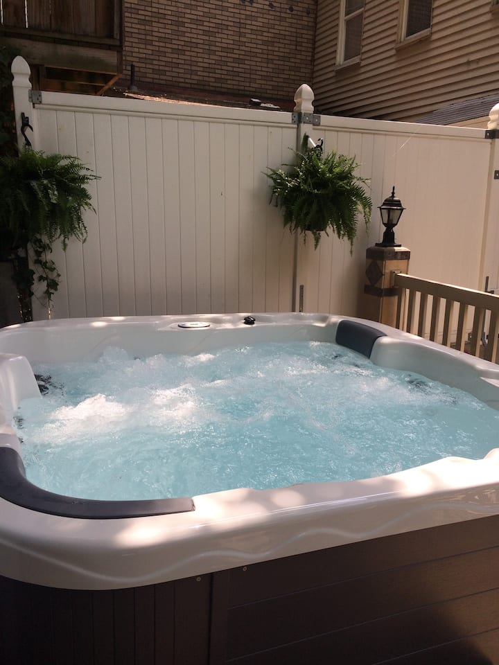Pittsburgh's Tropicana W/ Outdoor Hot Tub - Pittsburgh