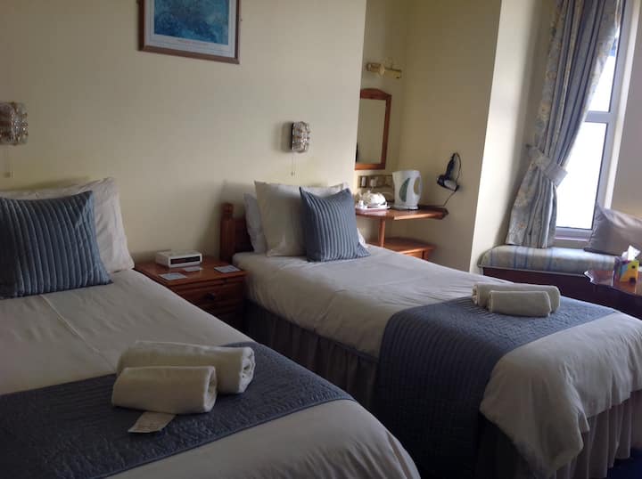 Small Douglas Seafront Guest House. - マン島