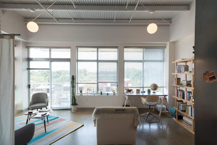 Bright & Modern East Austin Studio - Austin, TX