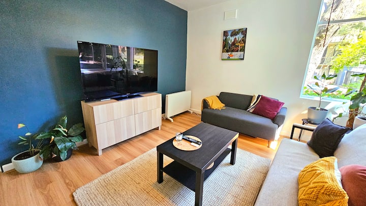 Centrally Located With Pool And Tennis Court! - Melbourne