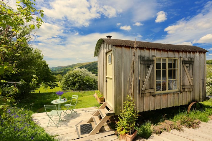 Romantic Shepherd Huts In The Brecon Beacons - Abergavenny