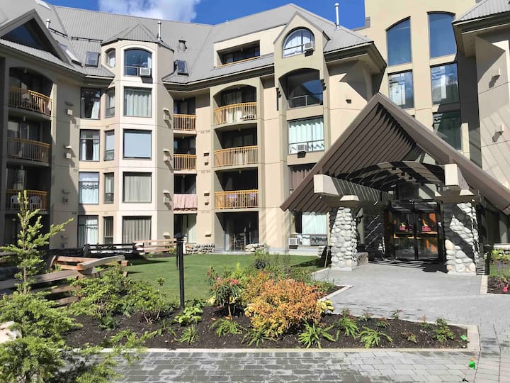 Upper Village - Outdoor Heated Pool & Hot Tub! - British Columbia