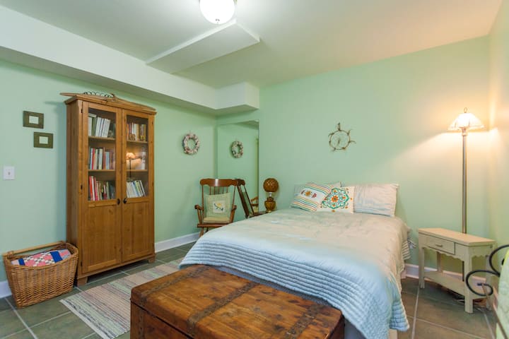 Cozy Private Basement Apt. Spring Special! - Nashville, TN