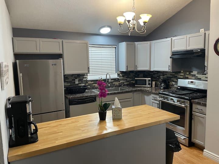 Cozy 3 Bedroom W/entertainment Room-pet Friendly. - Albuquerque, NM