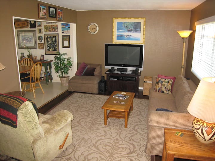 Charming House Near Beach, Disneyland - Huntington Beach, CA