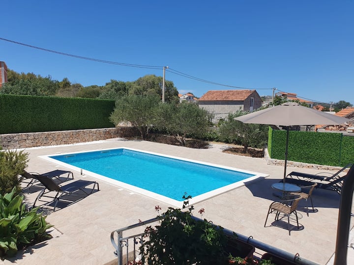 Apartment Mira With Swimming Pool - Croatie