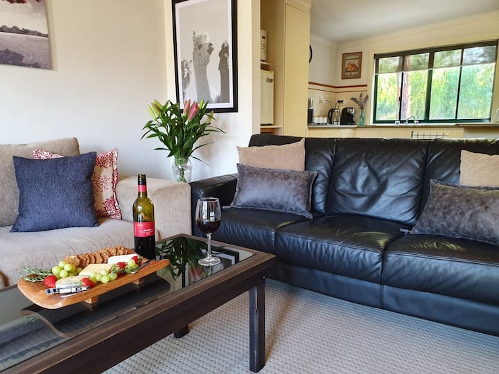 Hanging Rock, Wineries, Nature, Woodend, Country Getaway ,Bed And Breakfast. - Romsey