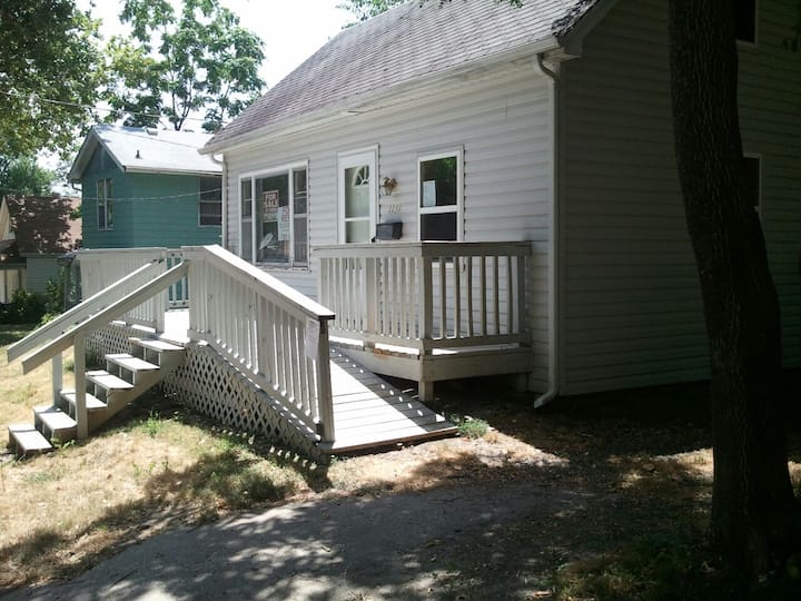 2 Bedroom Furnished Home Away From Home - Alton, IL
