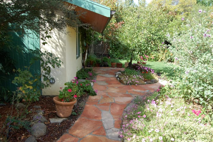 Magical, Quiet Garden Cottage - San Rafael, CA