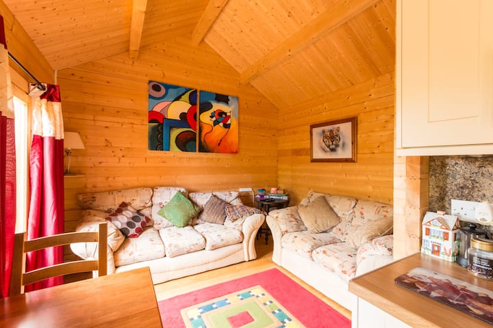 Cosy Cabin Next To Bownham Common - Stroud, UK
