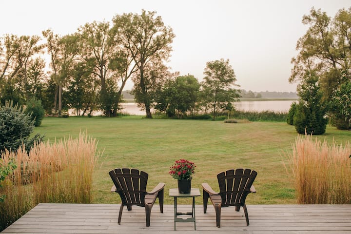 South Bay  Lakehouse. 4 Acres - Waterfront! - Prince Edward