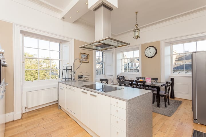 Prime City Centre Location - 4 Bed Penthouse - Edinburgh
