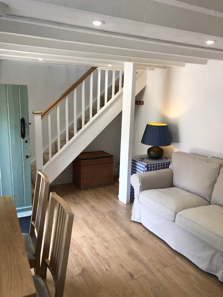 Private Double Bedroom  In Quiet Village Location - Devizes