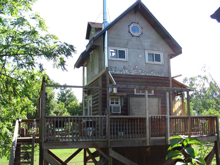 Treehouse On Stilts - Charlottesville, VA