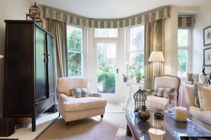 Small Bedroom Bathroom Ensuite Near Olympia - London, UK
