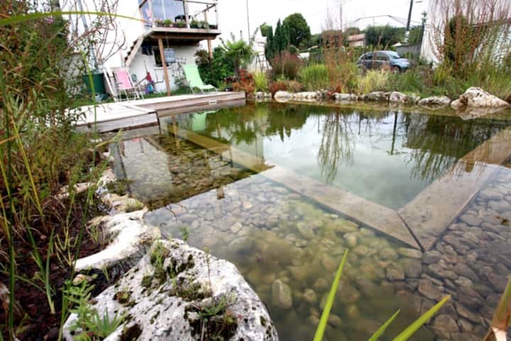 Vaste Rez-de-chaussée De 80 M2 Avec Parking Clos - Angoulême