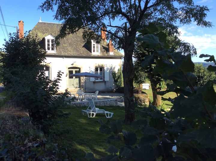 Gîte  8 à 12 Personnes Champagnac ( Cantal ) - Cantal