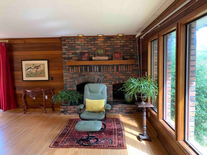 Scenic Large Country Home, Sleeps 10, Pet Friendly - Port Alberni
